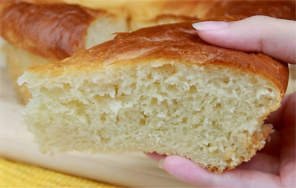 Pão caseiro que não precisa sovar é só misturar os ingredientes colocar ...